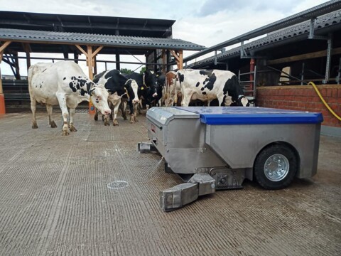 Avenger full manure pick up - Der patentierte Mistsammelroboter von HETWIN